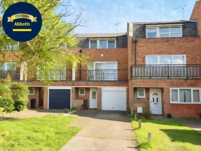 Charming 2 BA 4 bedroom town house for rent in Parklands Drive.