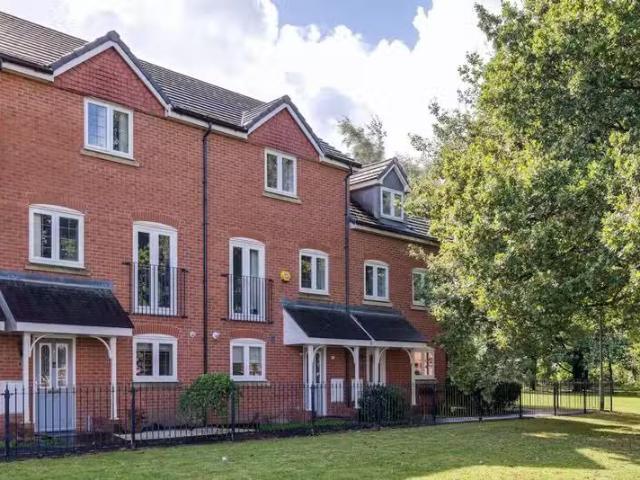 New 2 BA 4 bedroom terraced house for rent in Standingwood Roa.