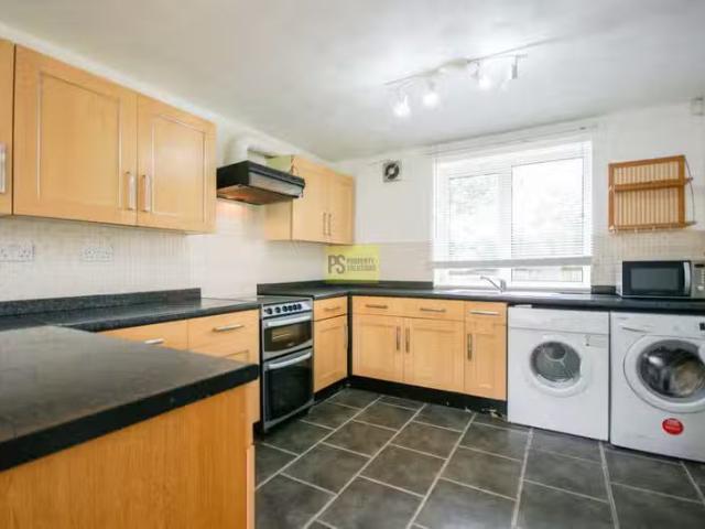 Deal! 2 BA 4 bedroom terraced house for rent in Rebecca Drive.
