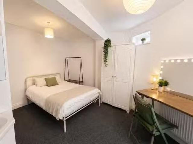 Deal! 2 BA 5 bedroom house for rent in Barcombe Road, Brighton.