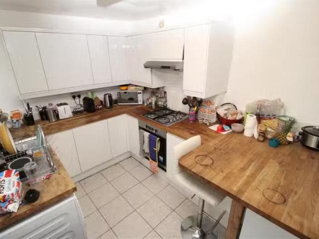 Just in! 2 BA 5 bedroom house for rent in Wood Road, Pontyprid.