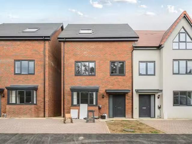 Unique 2 BA 5 bedroom semi detached house for rent in Aylesbur.