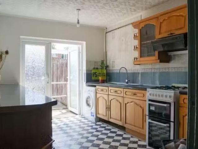 Just in! 2 BA 5 bedroom terraced house for rent in Hobart Crof.