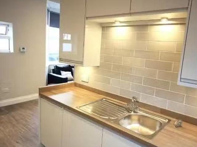 Cheap 2 BA 5 bedroom terraced house for rent in West Hill Stre.