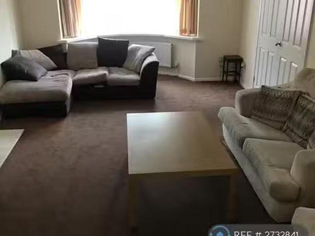 Cozy 2 BA 6 bedroom detached house for rent in Kite Hay Close.
