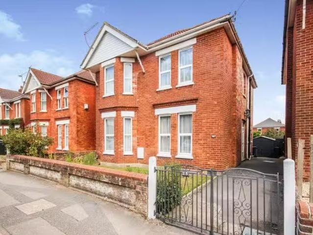 Cheap 2 BA 6 bedroom detached house for rent in Kings Road, Ch.