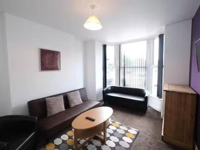 New 2 BA 6 bedroom end of terrace house for rent in Sheil Road.