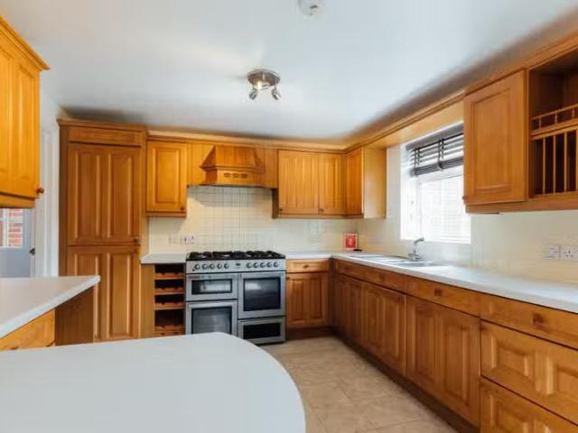 Deal! 2 BA 6 bedroom house for rent in Goldfinch Close, Loughb.