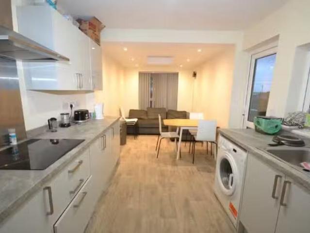 Unique 2 BA 6 bedroom house share for rent in Gloucester Road.