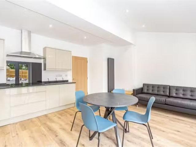 New 2 BA 6 bedroom semi detached house for rent in Stanley Ave.