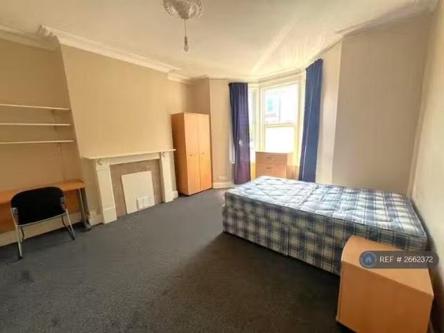 Rental! 2 BA 6 bedroom terraced house for rent in Manor Road.