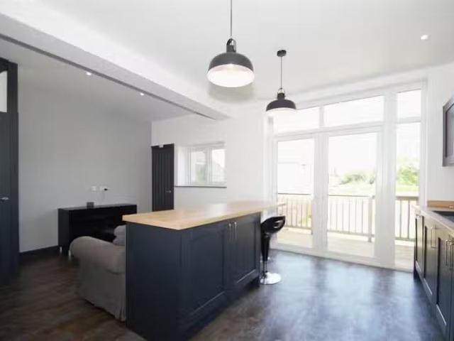 Unique 2 BA 6 bedroom terraced house for rent in Southmead Roa.