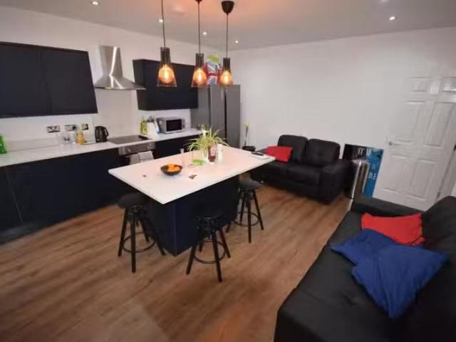 Unique 2 BA 1 bedroom house share for rent in Garmoyle Road, S.