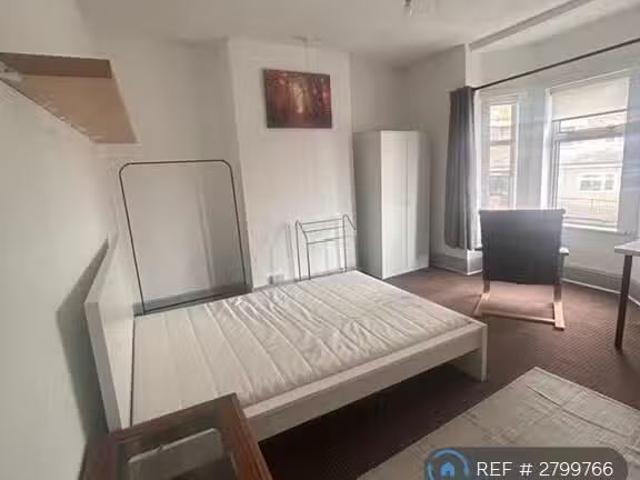Unique 2 BA 1 bedroom house share for rent in Heath End Road.