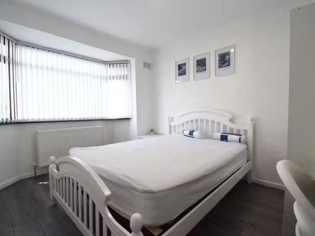 Deal! 2 BA 1 bedroom house share for rent in Hipswell Highway.