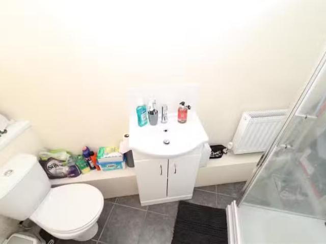 Unique 2 BA 1 bedroom house share for rent in Wood Road, Ponty.