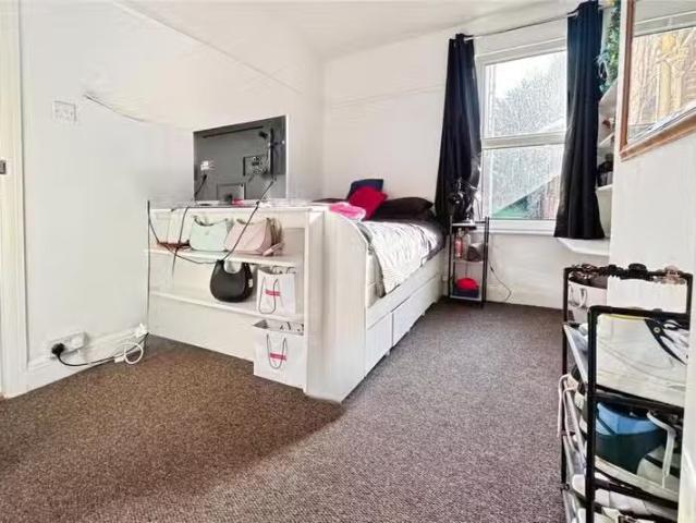 For Rent! 2 BA 1 bedroom property for rent in St. Martins Road.