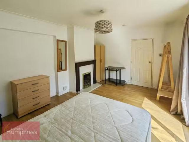 Unique 2 BA 1 bedroom terraced house for rent in Meadow Croft.