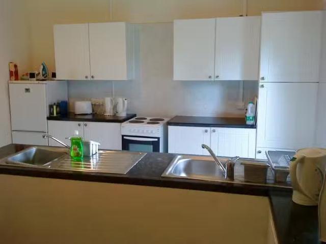 Charming 2 BA 1 bedroom terraced house for rent in Stroud Road.