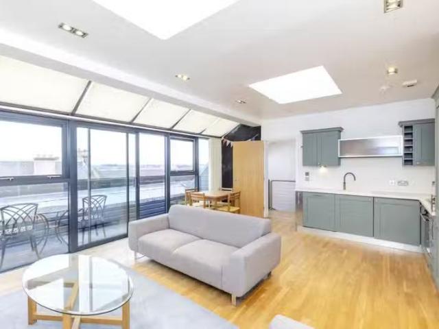 For Rent! 2 BA 2 bedroom apartment for rent in Hermand Crescen.