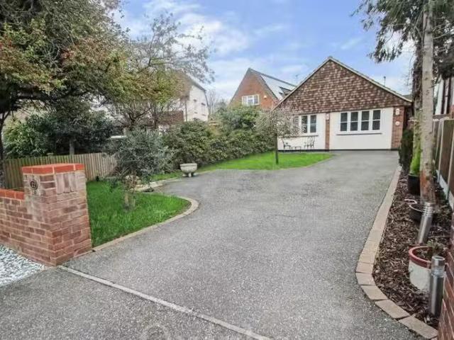 Just in! 2 BA 2 bedroom detached bungalow for rent in Rosslyn.