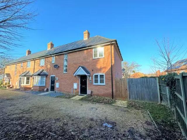New 2 BA 2 bedroom end of terrace house for rent in Manor Plac.