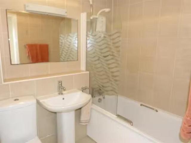 Just in! 2 BA 2 bedroom flat for rent in Woodridge Close, Enfi.