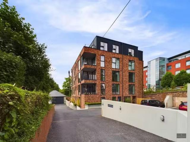 Unique 2 BA 2 bedroom flat for rent in Barnfield Road, Exeter.
