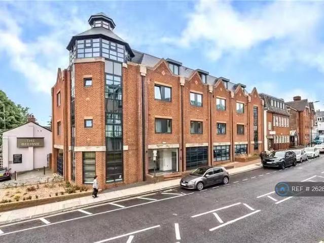 Deal! 2 BA 2 bedroom flat for rent in Edinburgh House, St. Alb.