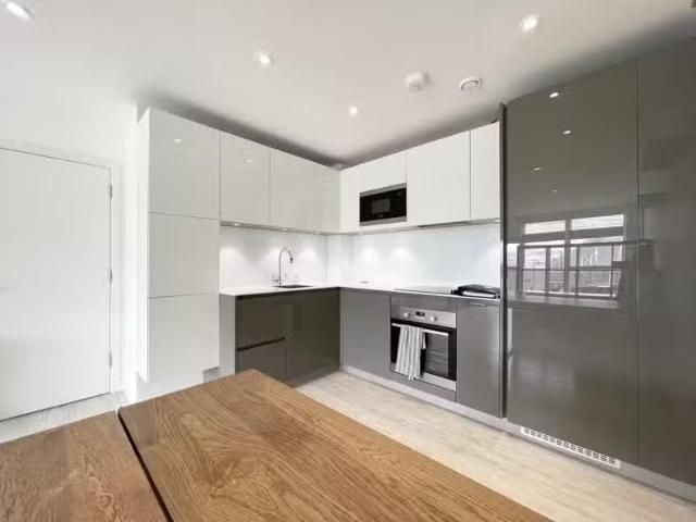 Charming 2 BA 2 bedroom flat for rent in Embankment House P1.