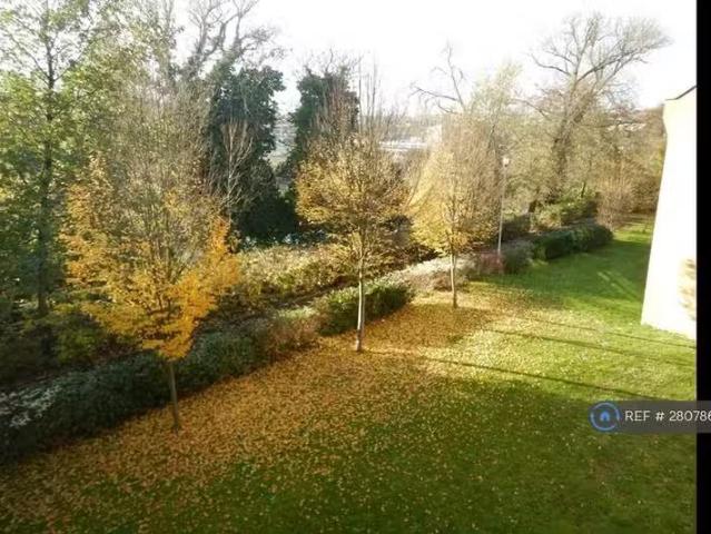 Nice 2 BA 2 bedroom flat for rent in Faraday Road, Guildford.