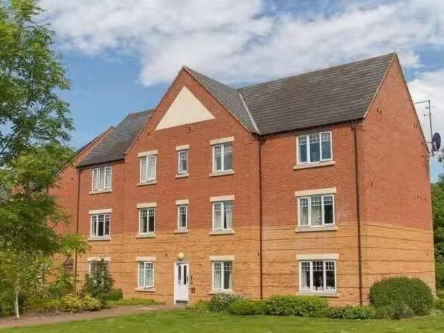 Unique 2 BA 2 bedroom flat for rent in Hedgerow Close, Redditc.