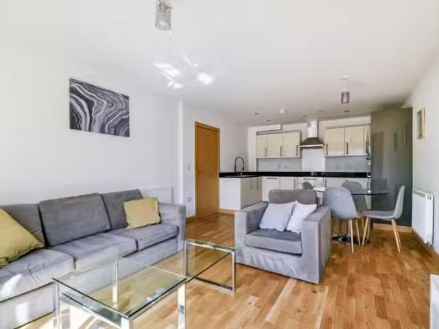 Unique 2 BA 2 bedroom flat for rent in Langley Square, Dartfor.