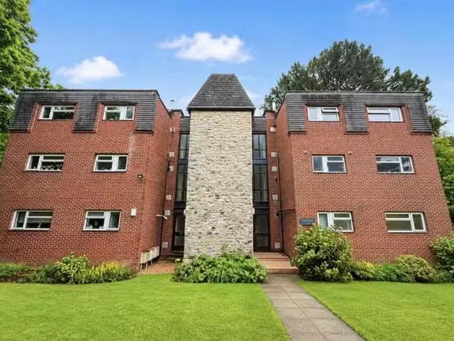 Unique 2 BA 2 bedroom flat for rent in Overbury Road, Poole, B.