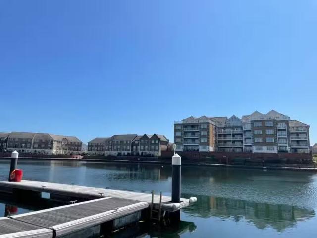 Unique 2 BA 2 bedroom flat for rent in Pacific Heights North.