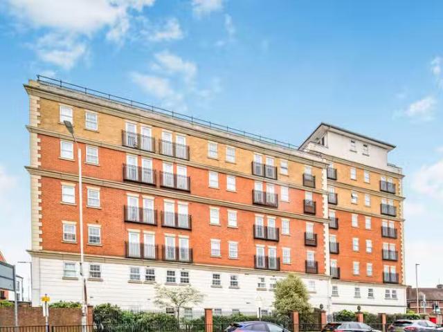 Deal! 2 BA 2 bedroom flat for rent in Pembroke Road, Ruislip.