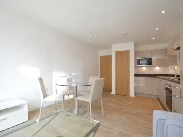 Charming 2 BA 2 bedroom flat for rent in Redcliff Street, Bris.