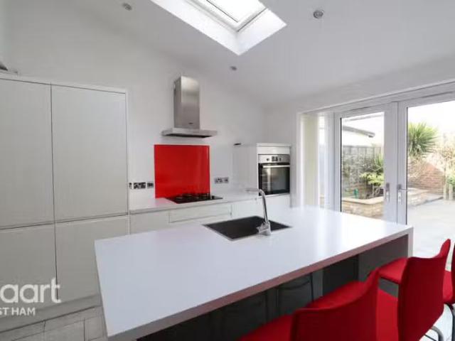 Just in! 2 BA 2 bedroom semi detached house for rent in Dundee.