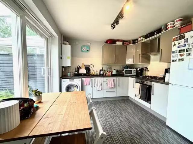 Charming 2 BA 2 bedroom semi detached house for rent in Hicks.