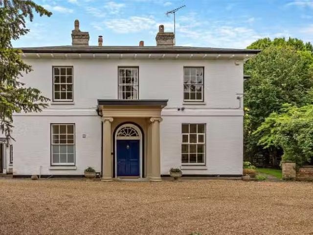 Just in! 2 BA 2 bedroom semi detached house for rent in High S.
