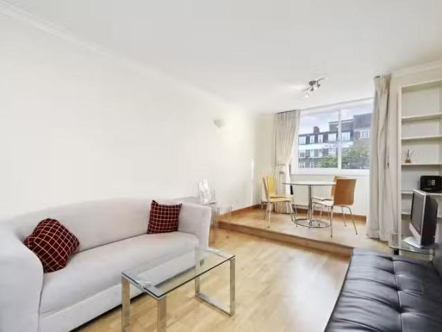 Just in! 2 BA 2 bedroom property to let in Cheyne Walk, London.