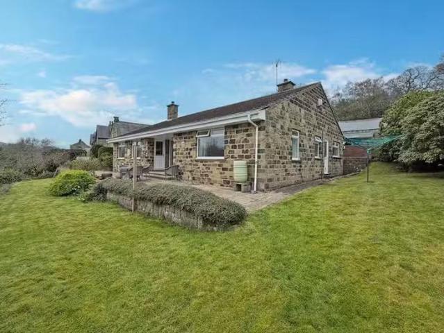 Cozy 2 BA 3 bedroom bungalow for rent in Orchard Close, Summer.