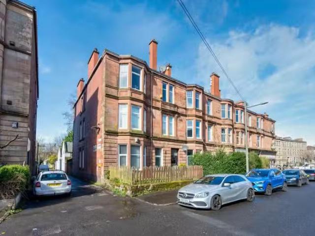 Cozy 2 BA 3 bedroom ground floor flat for rent in Percy Street.