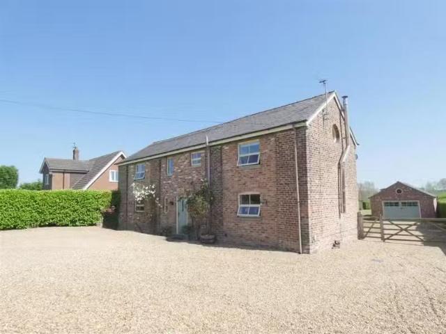 Deal! 2 BA 3 bedroom detached house for rent in Byley Lane, By.