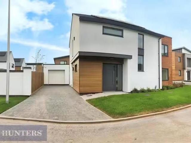 Cozy 2 BA 3 bedroom detached house for rent in Edmunds Way, Ex.