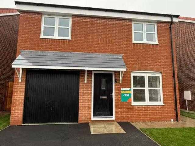 Deal! 2 BA 3 bedroom detached house for rent in Oak Road, Dees.