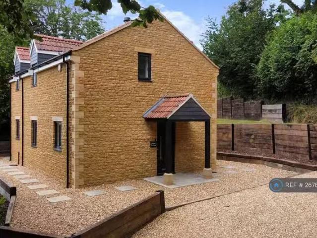 For Rent! 2 BA 3 bedroom detached house for rent in Orchardlei.