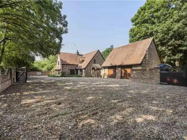 Deal! 2 BA 3 bedroom detached house for rent in London Road, W.