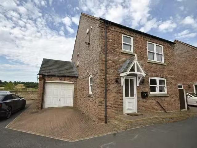 New 2 BA 3 bedroom detached house for rent in Meadow View, Pic.