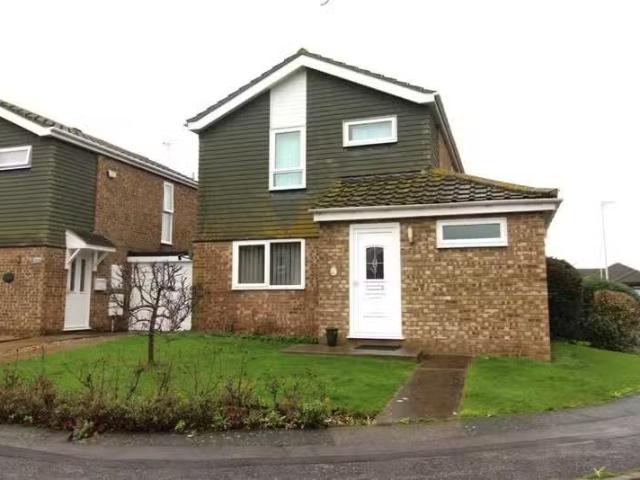 Cozy 2 BA 3 bedroom detached house for rent in Rockingham Plac.